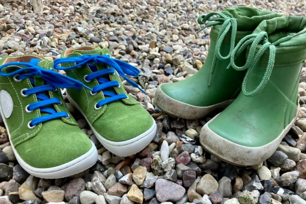 Barfuß durch alle Jahreszeiten: Barfußschuhe für Kinder, die ganze ...